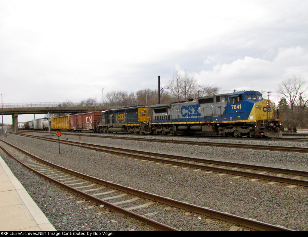 CSX 7841 and 4073